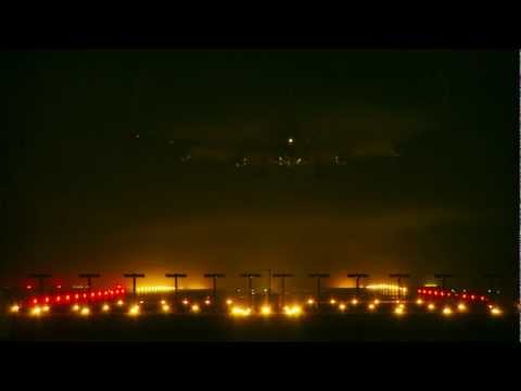 Video of Airbus A340 Generating Wingtip Vortices During Landing