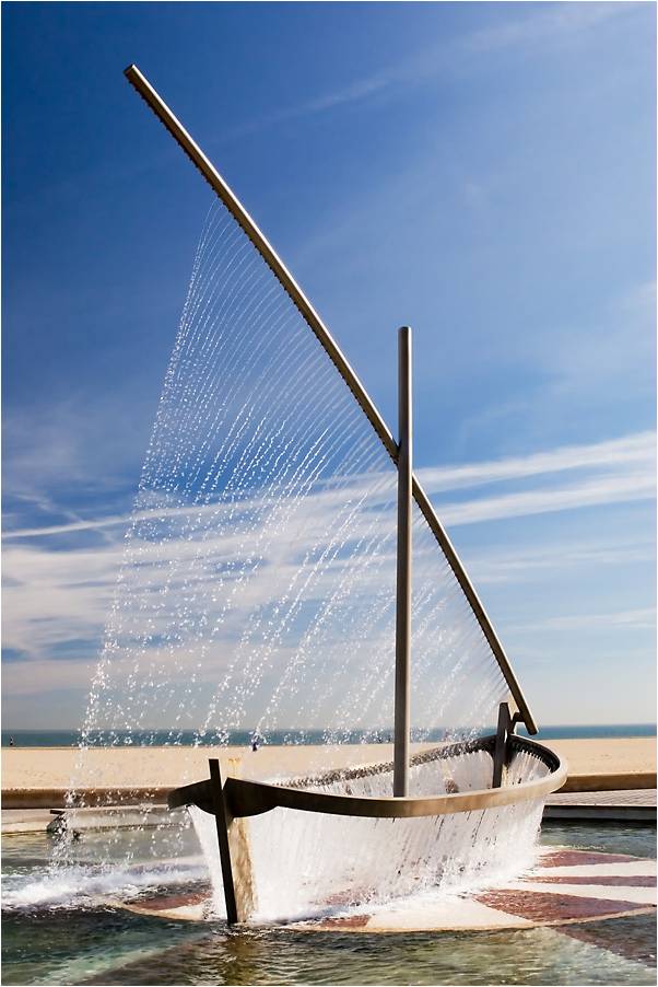 Fountain in Spain Uses Water to Mimic Form of Traditional Sailboat