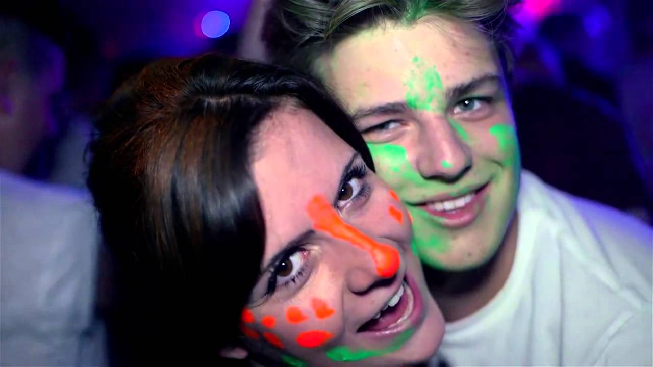 People Pose for Photos But Are Awkwardly Caught on Video Instead