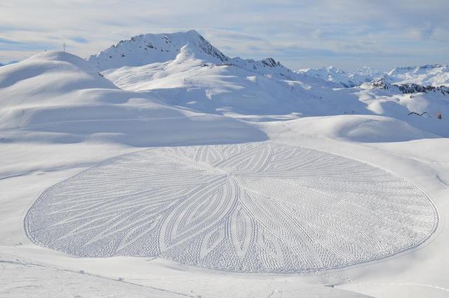 Man Creates Huge Geometric Artworks by Walking Through the Snow