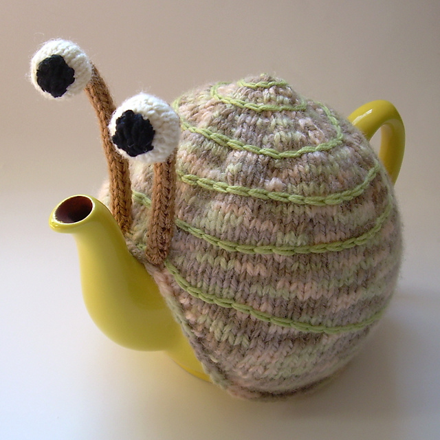 A Tea Cosy That Turns a Teapot into an Adorable Snail