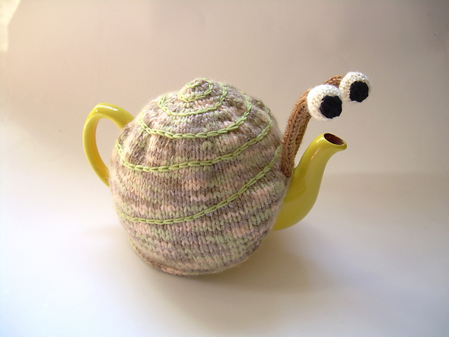 A Tea Cosy That Turns a Teapot into an Adorable Snail