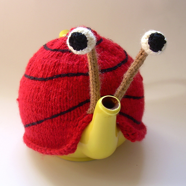 A Tea Cosy That Turns a Teapot into an Adorable Snail