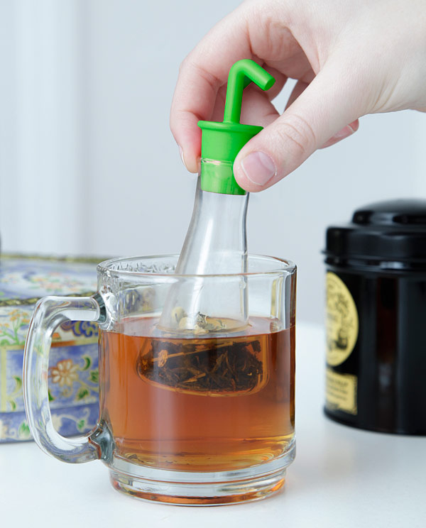 A Beaker-Shaped Tea Infuser for Making Deliciously Scientific Beverages