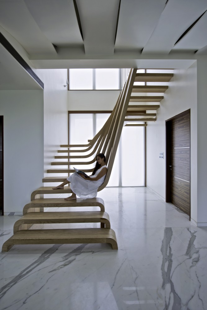 A Sculptural Staircase With Two Flights of Stairs That Connect Seamlessly