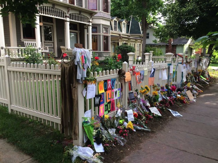 Fans Create a Beautiful Memorial for Robin Williams at the 'Mork ...