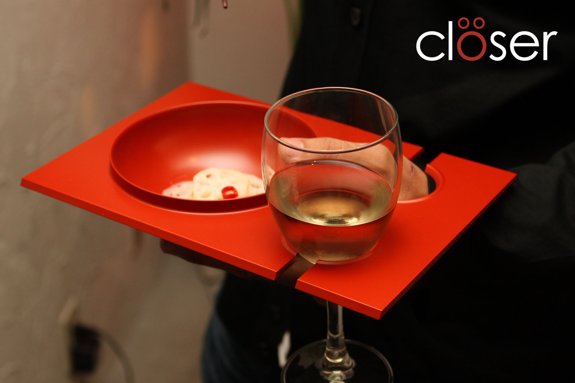 'Closer Plate', A Convenient and Elegant Way To Hold Food and Drink In ...