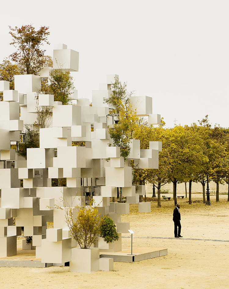 Many Small Cubes, An Outdoor Installation of Aluminum Cubes and Live ...