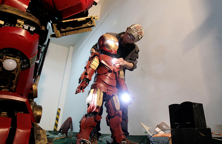 Chinese Teacher Builds an 11-Foot-Tall Iron Man 'Hulkbuster' Suit in ...