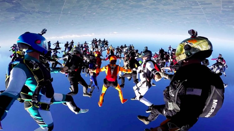 Chicago Skydiving Team Sets New World Record With a 164-Person Vertical ...