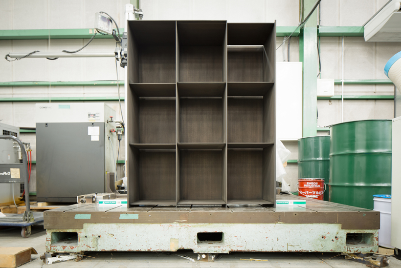 A Cleverly Designed Carbon Fiber Bookshelf That Easily Expands Up to ...