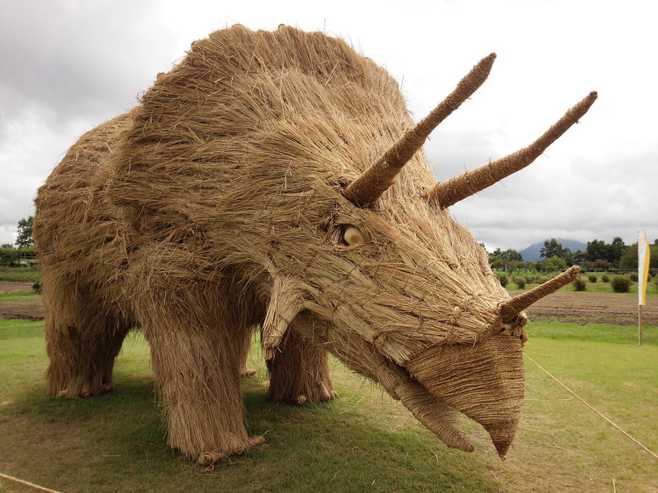Incredible Animals of Immense Stature Crafted From Straw, Wood and Rope