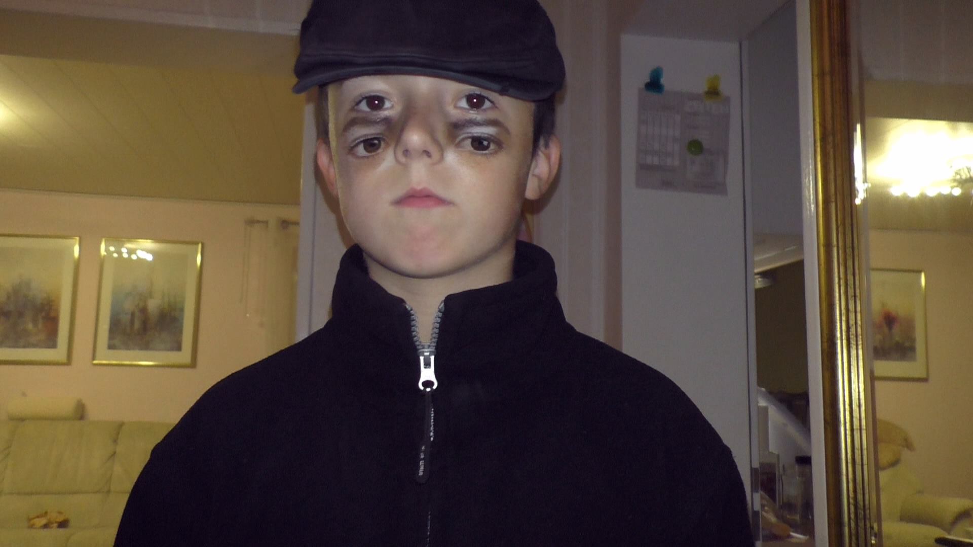 Father and Son Team up to Create an Eerie Double Eye Effect With Makeup ...