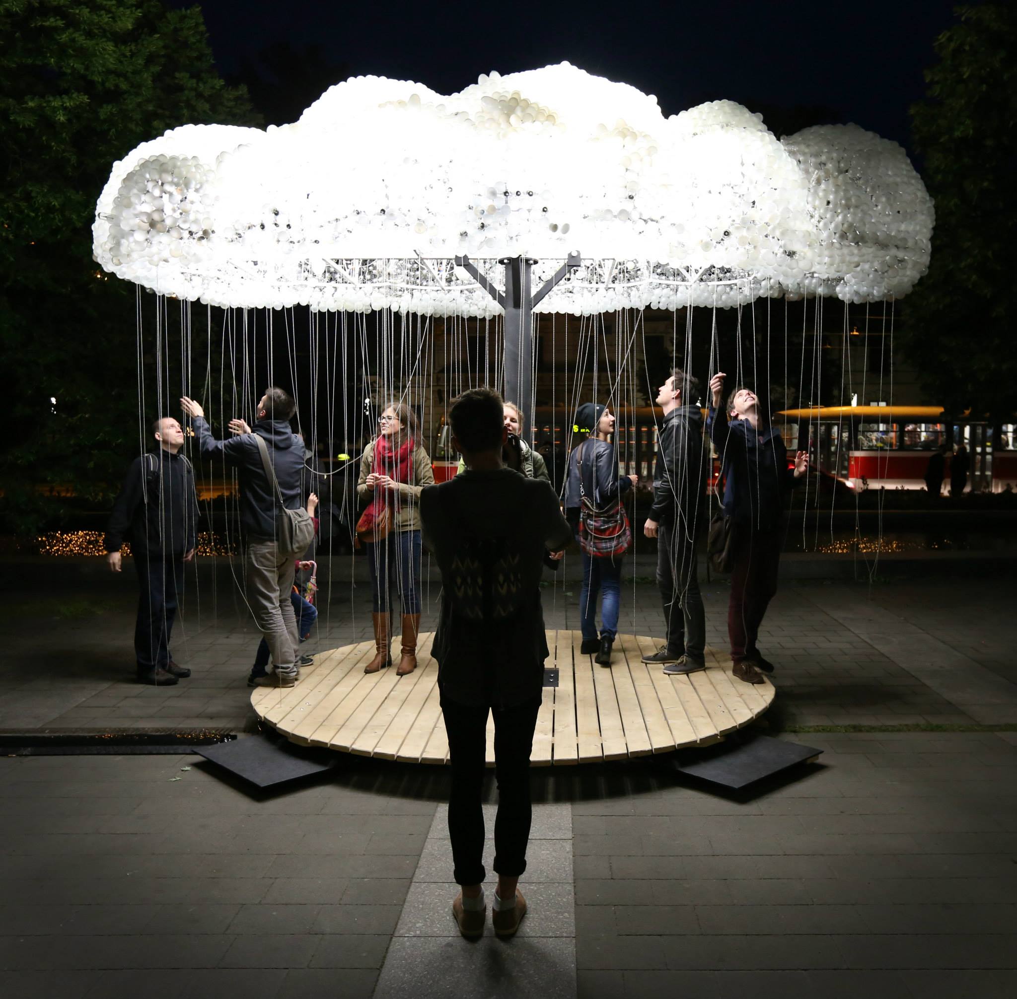 'Cloud', An Interactive Installation of 6,000 Clustered Light Bulbs ...