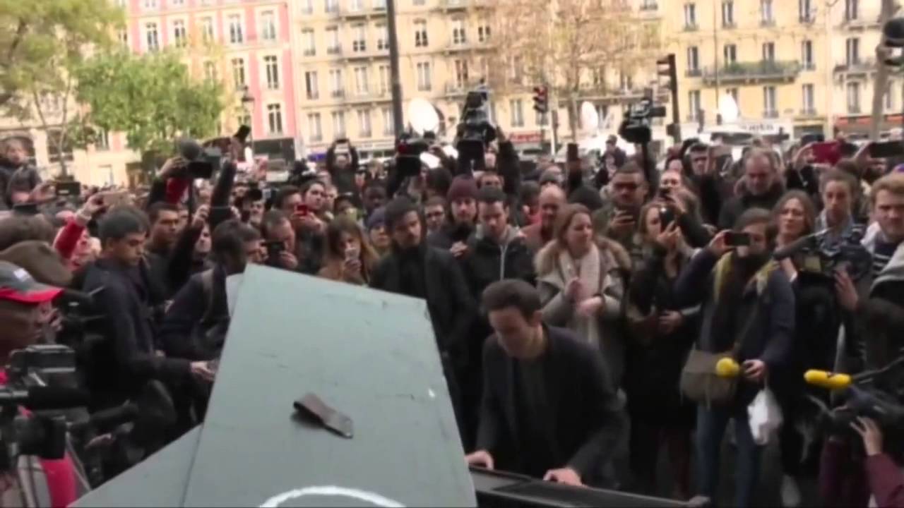 Musician in Paris Plays a Heartbreakingly Poignant Version of 'Imagine ...