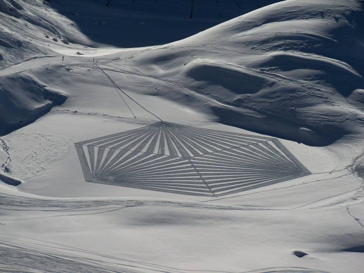 Dedicated Artist Draws Giant Murals in Mountain Snow Using Only His ...