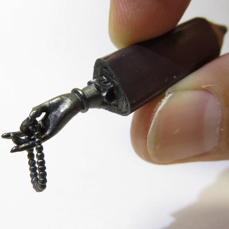 Beautiful Miniature Sculptures Intricately Carved Into Pencil Lead