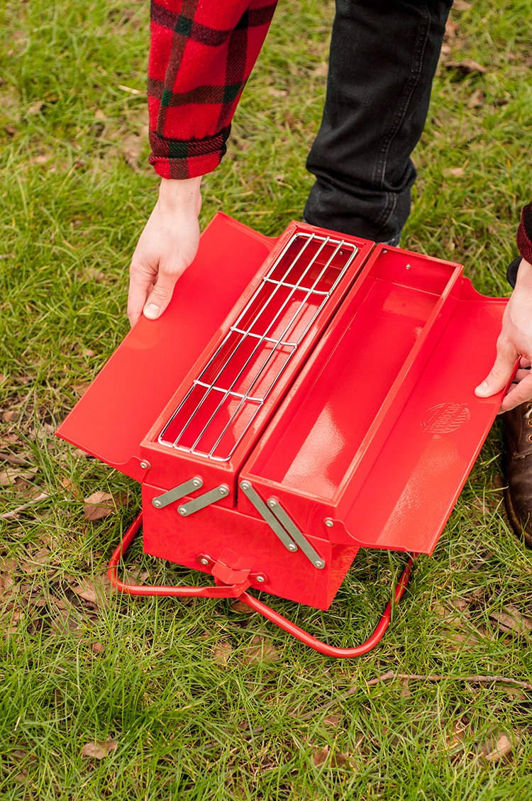 BBQ Toolbox, A Portable Barbecue That Resembles a Classic Metal Toolbox