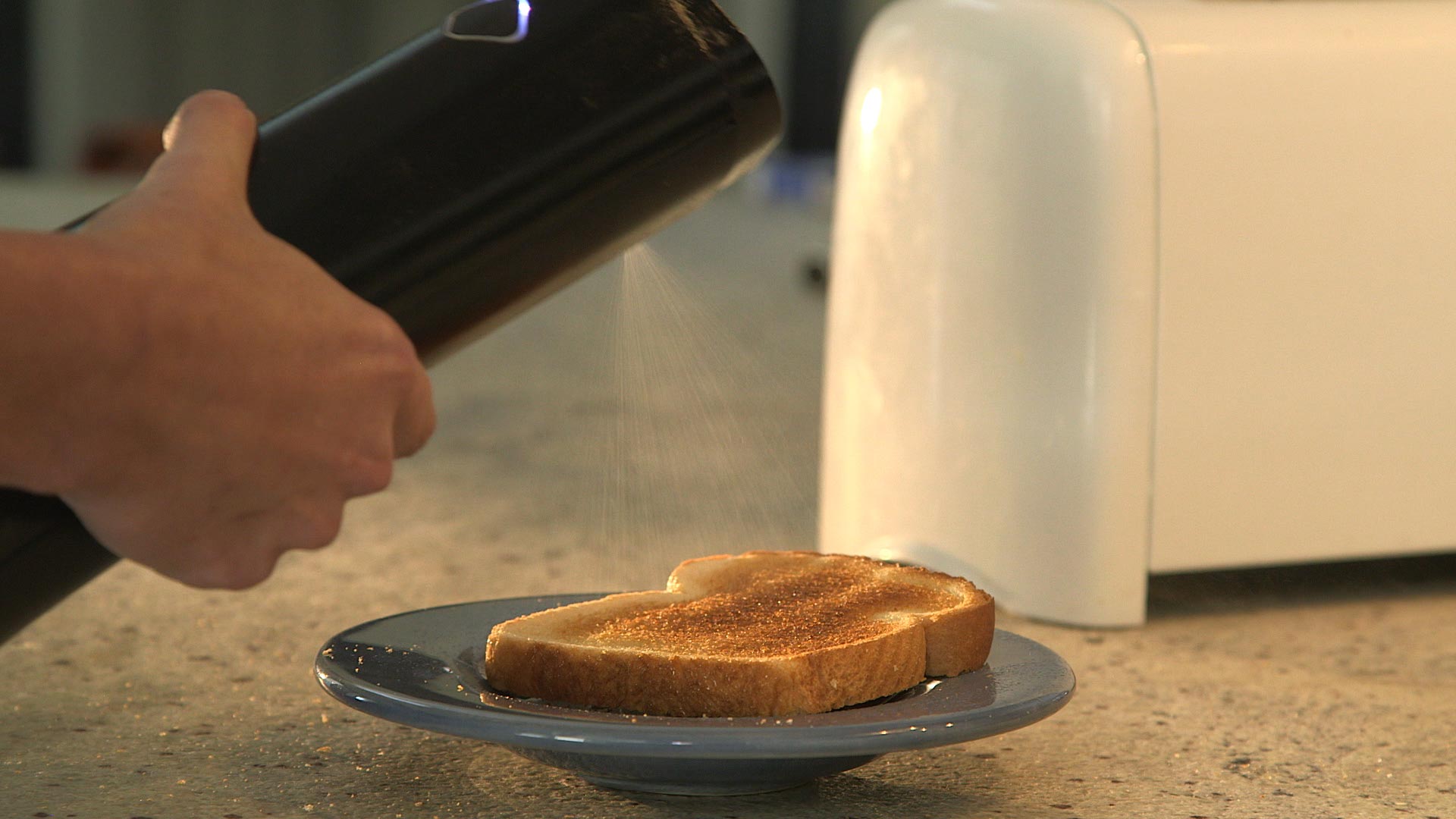 The Biem Butter Sprayer, A Device That Melts and Sprays Butter in Seconds