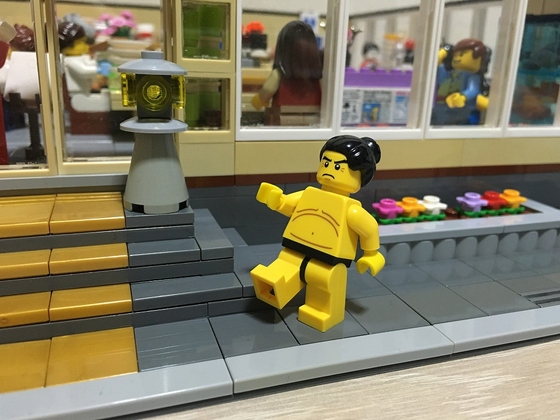 Japanese LEGO Builder Creates a Crowded Sushi Restaurant Scene Complete ...