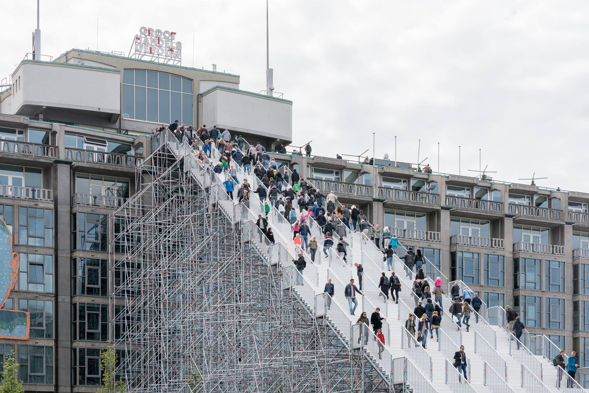 A Incredible Scaffold Stairway Built to Celebrate the 75th Anniversary ...