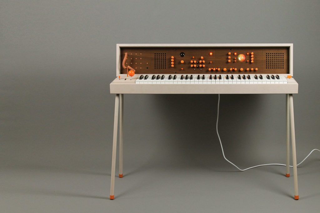 A DIY Modular Synthesizer Encased in a Beautiful 1970s Era Keyboard ...