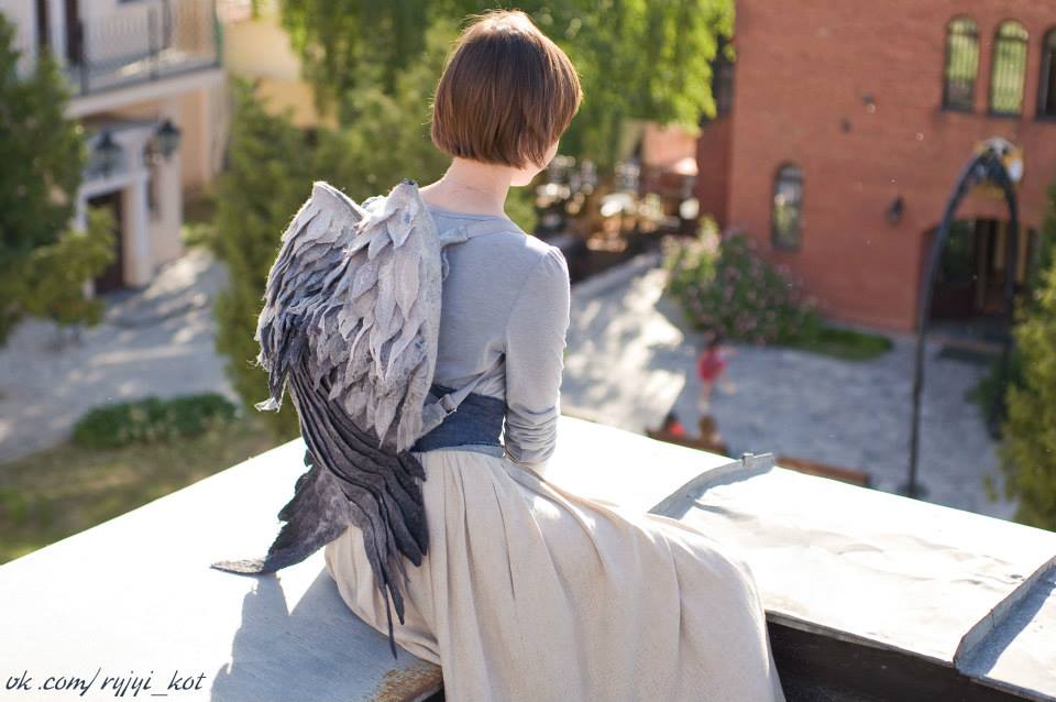 Gorgeous Handmade Bird Wing Backpacks With Realistic Feathers ...