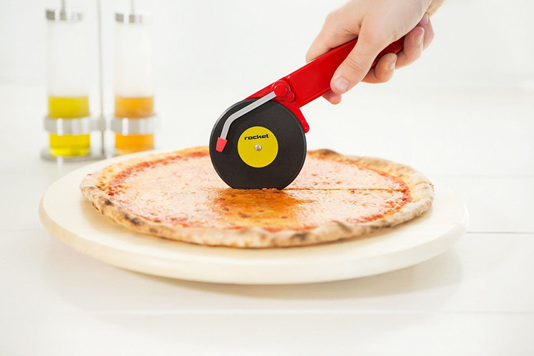 Spinning Pizza Cutter That Looks Like a Turntable