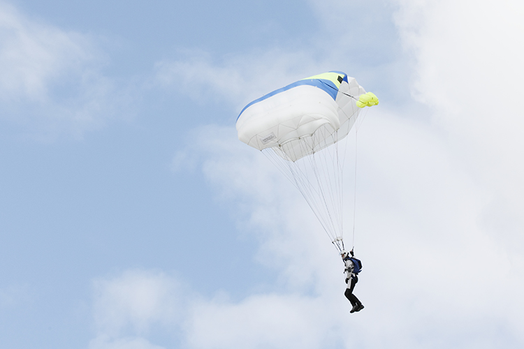High Power Drone Lifts Daring Skydiver 1,082 Feet Into the Air for an ...