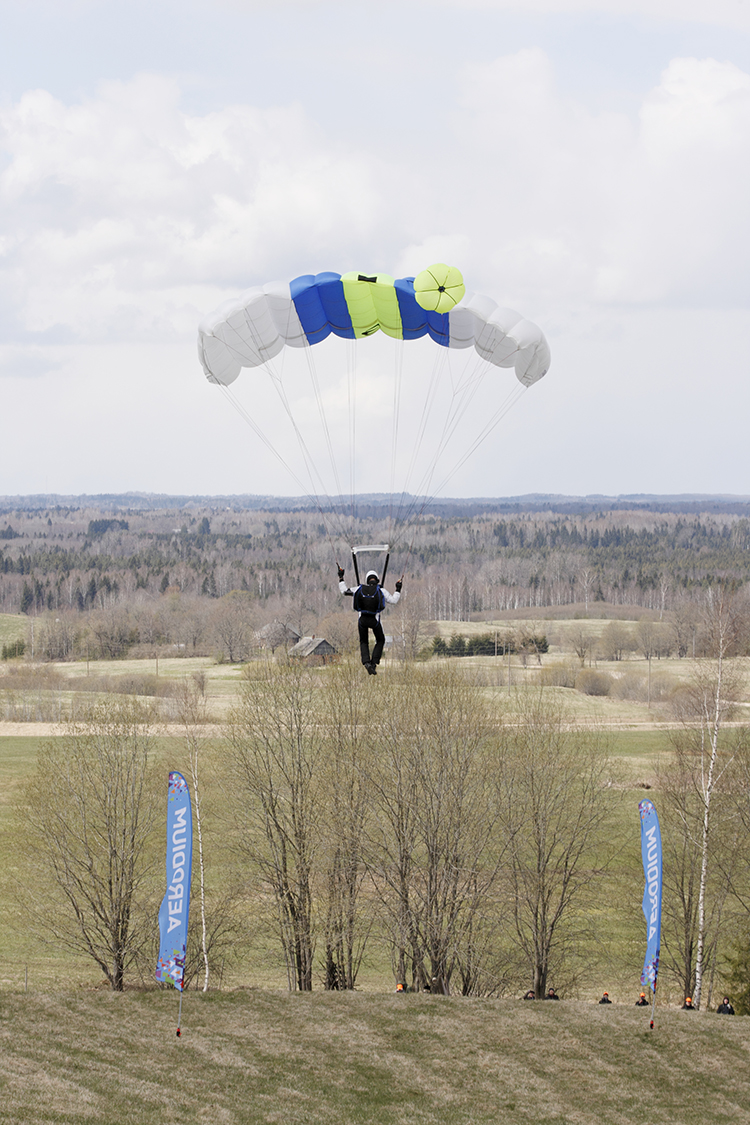 High Power Drone Lifts Daring Skydiver 1,082 Feet Into the Air for an ...