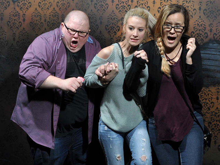 Hilarious Candid Photos of Frightened People Completely Freaking Out at ...