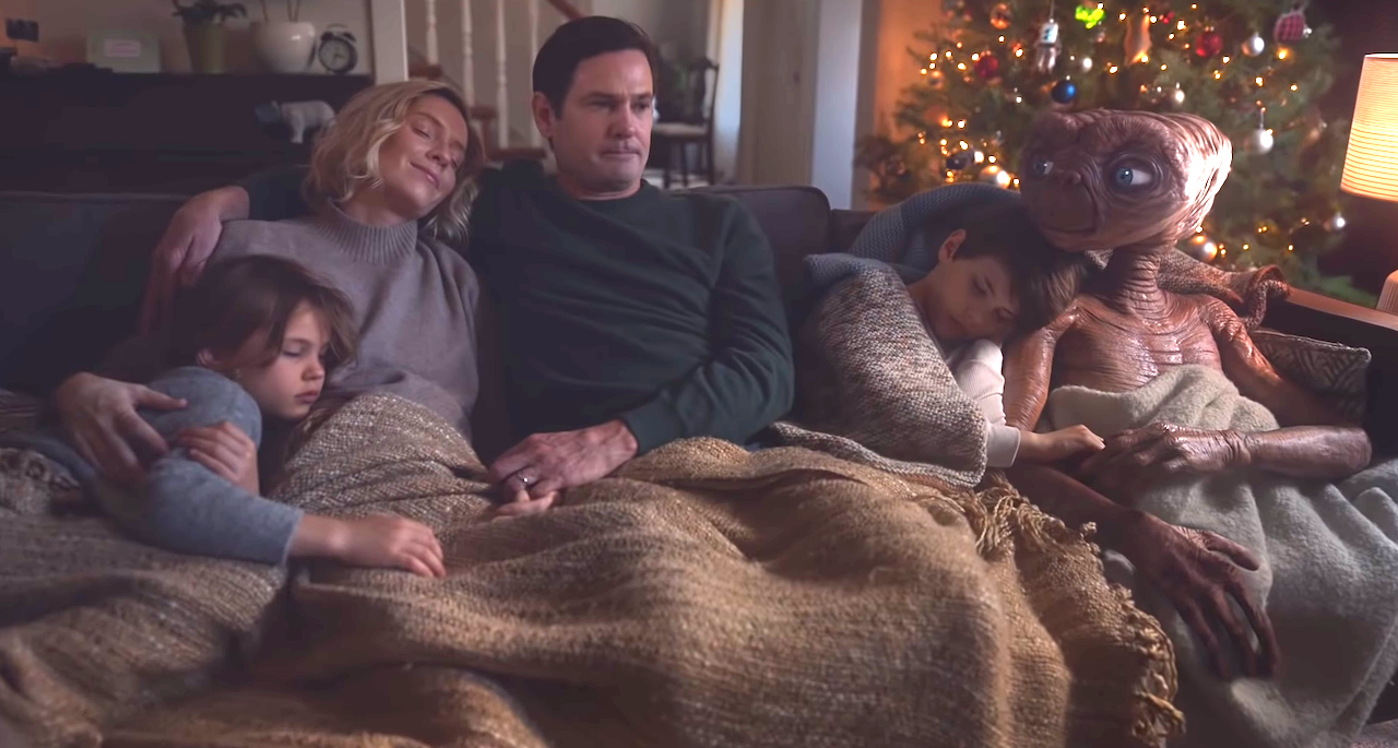 E.T. Returns After 37 Years to Reunite With a Grown Elliot and His ...