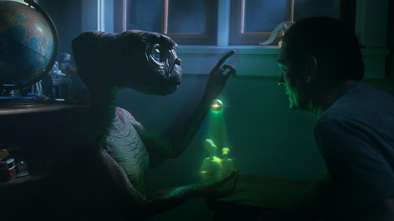 E.T. Returns After 37 Years to Reunite With a Grown Elliot and His ...