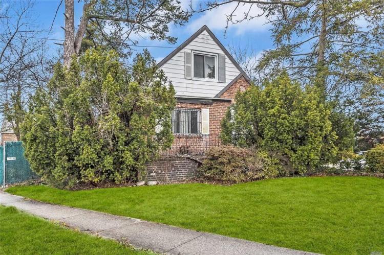 Man Humorously Describes a 'Beautiful' $800,000 Single Family Home ...