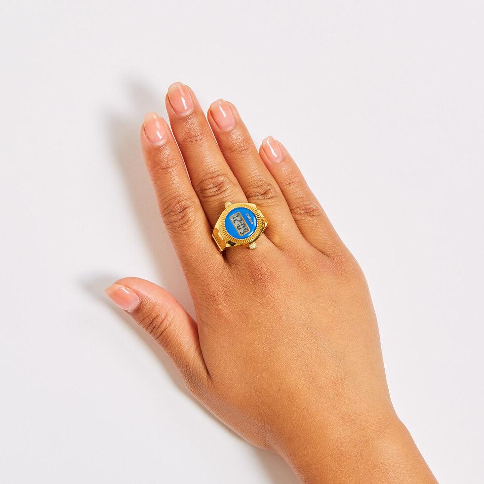 Clever Digital Watch That Is Worn as a Ring