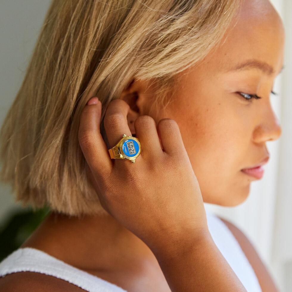 Clever Digital Watch That Is Worn as a Ring