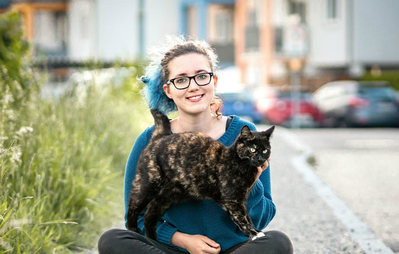 Clever Cat and Her Human Break Guinness World Record for Most Tricks ...