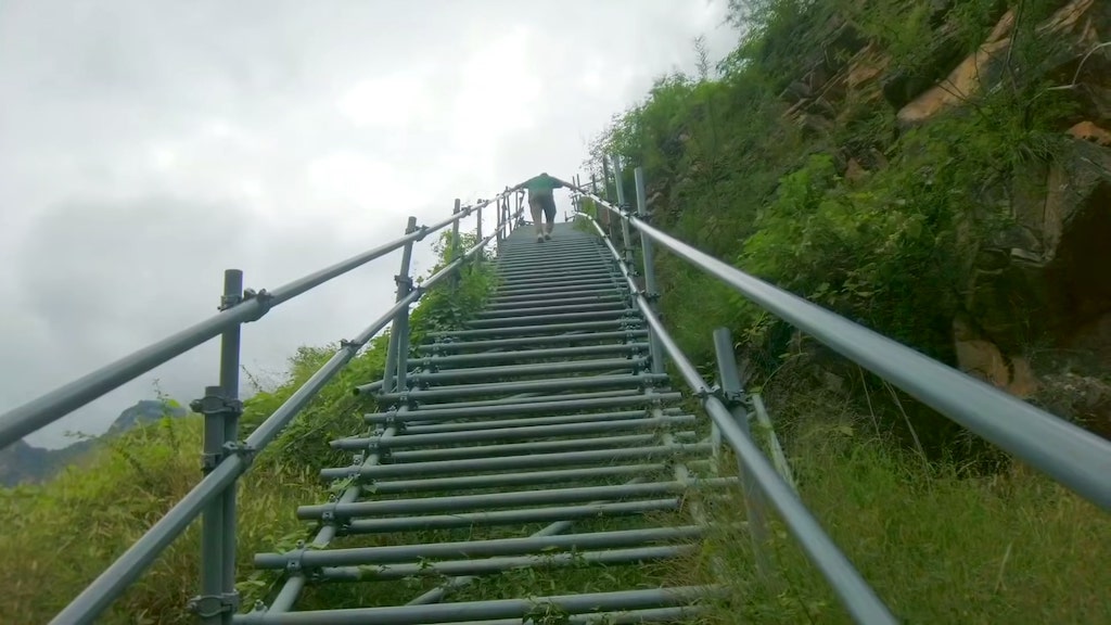Man Attempts to Climb an Incredibly Steep Steel Ladder 2,600 Feet Up a ...