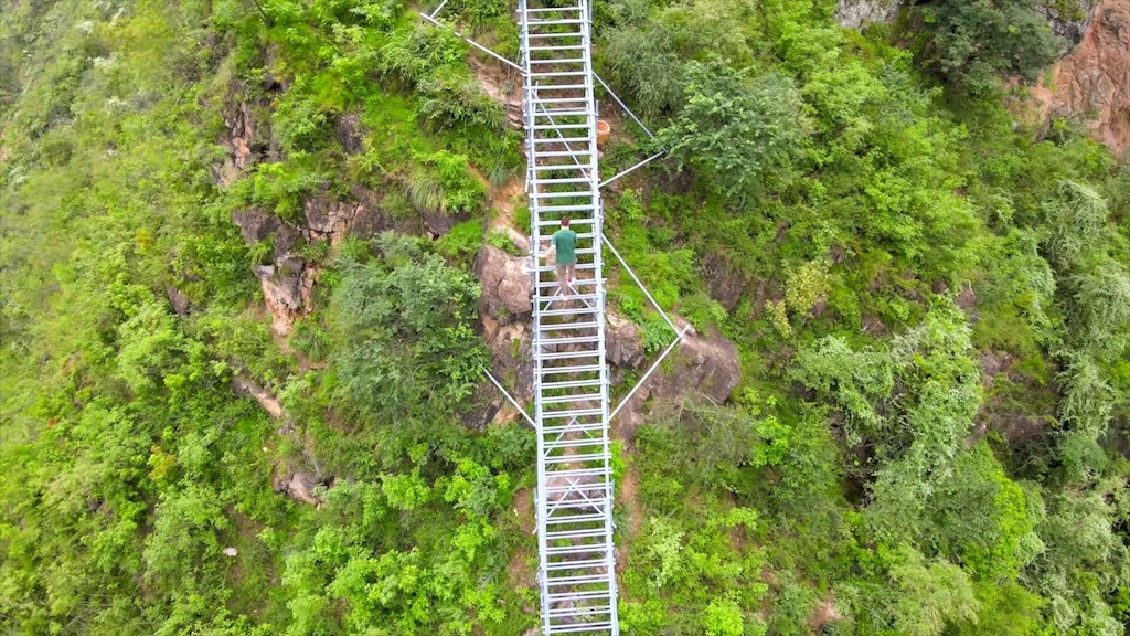 Man Attempts to Climb an Incredibly Steep Steel Ladder 2,600 Feet Up a ...