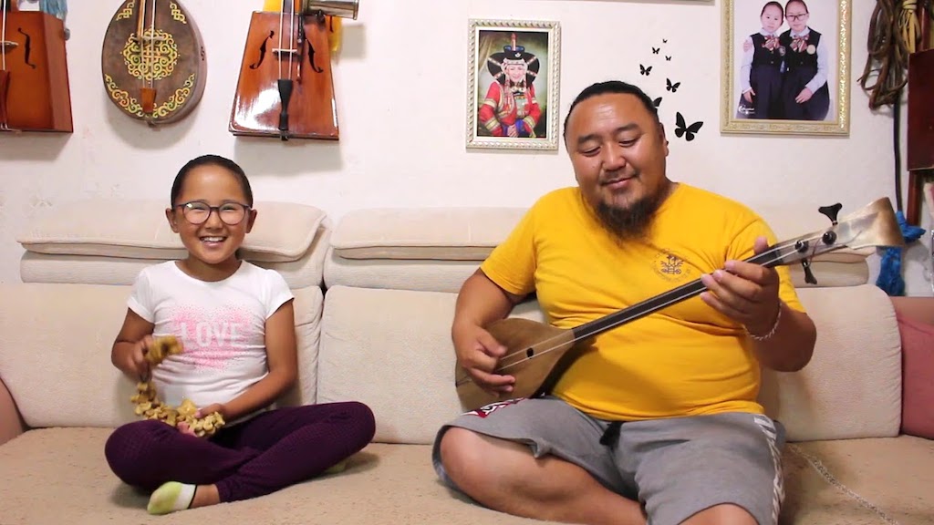 Traditional Mongolian Throat Singer Performs an Adorable Duet With His ...