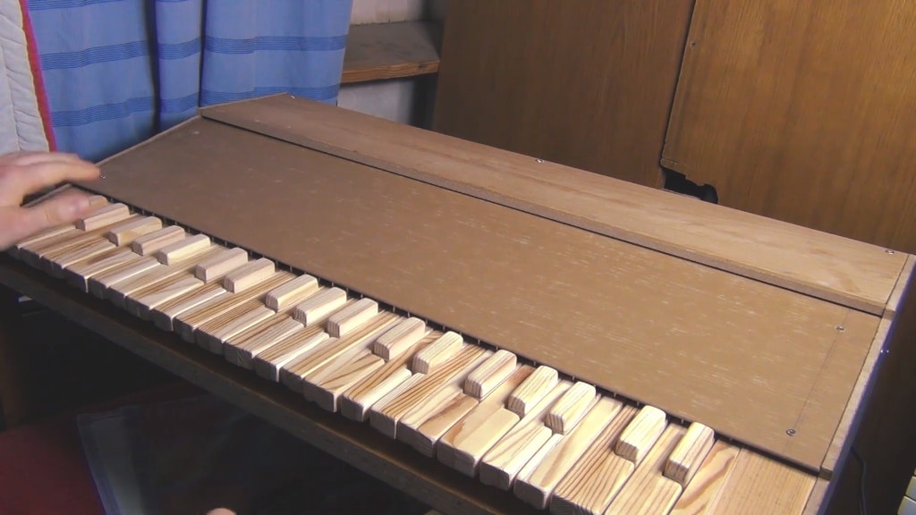 Homemade Bass Synthesizer Made From Scrap Wood
