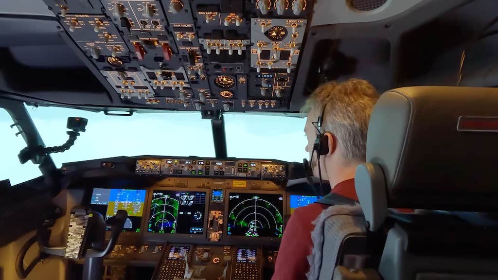 Tom Scott Lands a Realistically Simulated 737 Jet