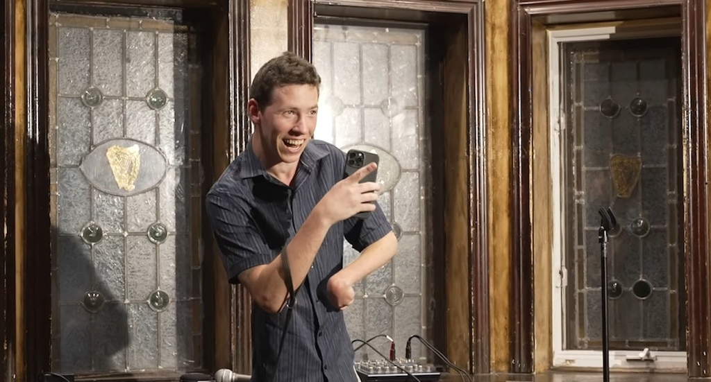 Non-Verbal Comedian Amusingly Explains How He Performs Onstage Without ...