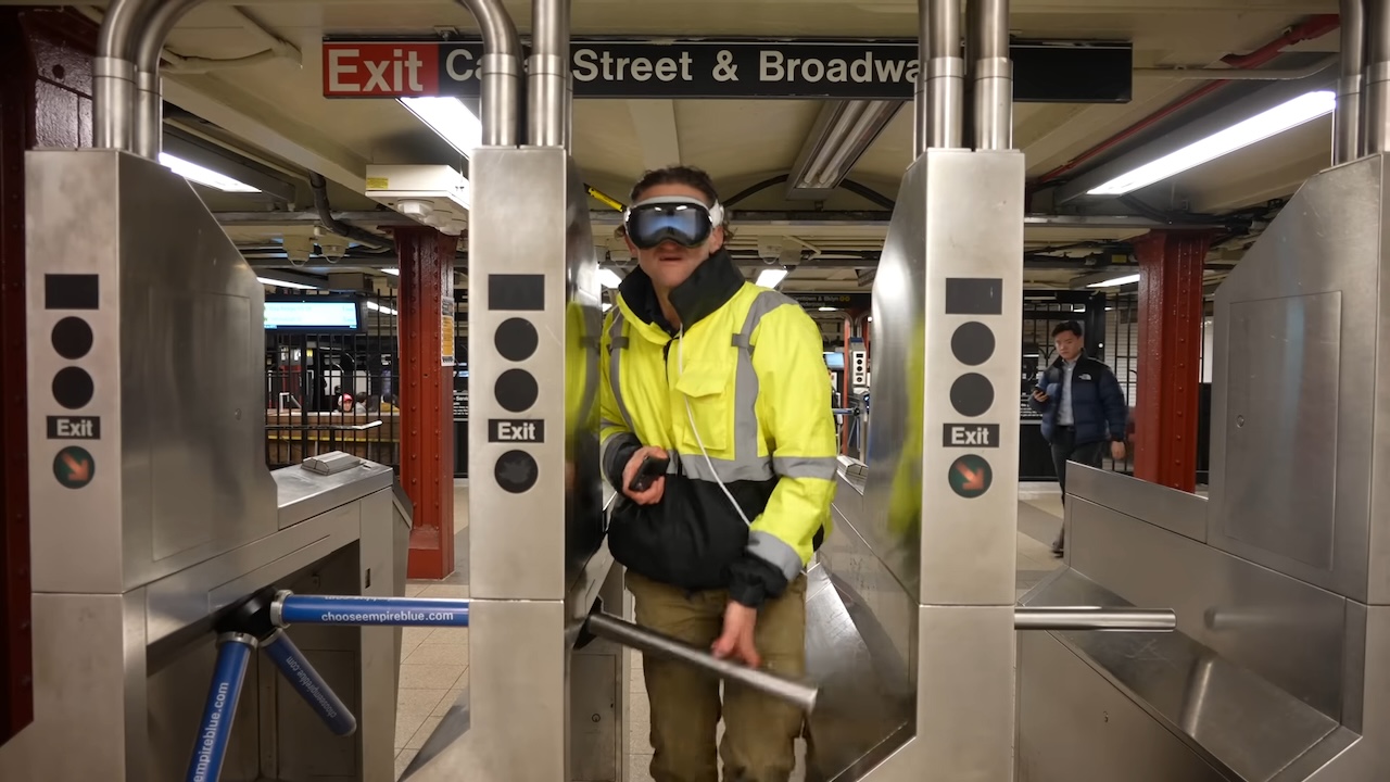 Casey Neistat Runs Around New York City With an Apple Vision Pro ...