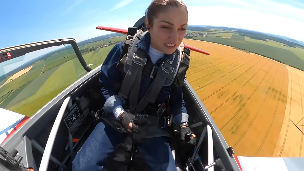 Pilot Calmly Keeps Control of Her Plane After the Canopy Opens and ...