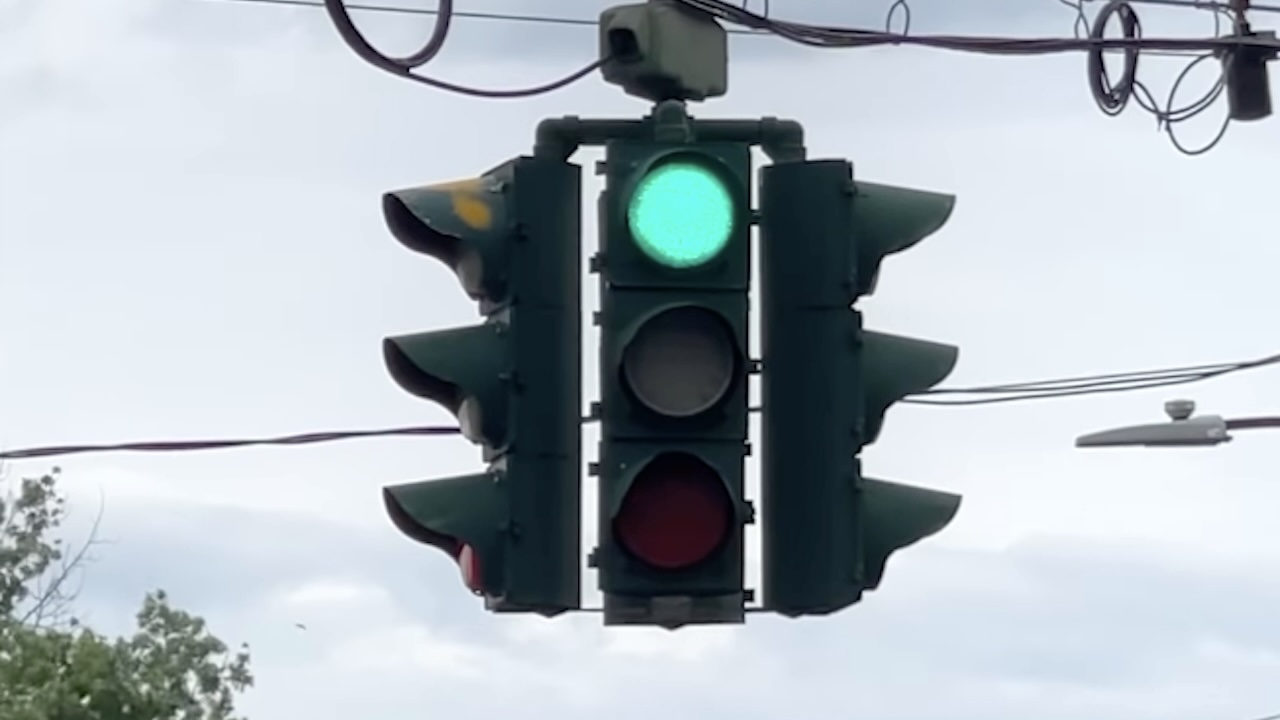 The Dancing Traffic Light, A 'Don't Walk' Light That Entertains ...