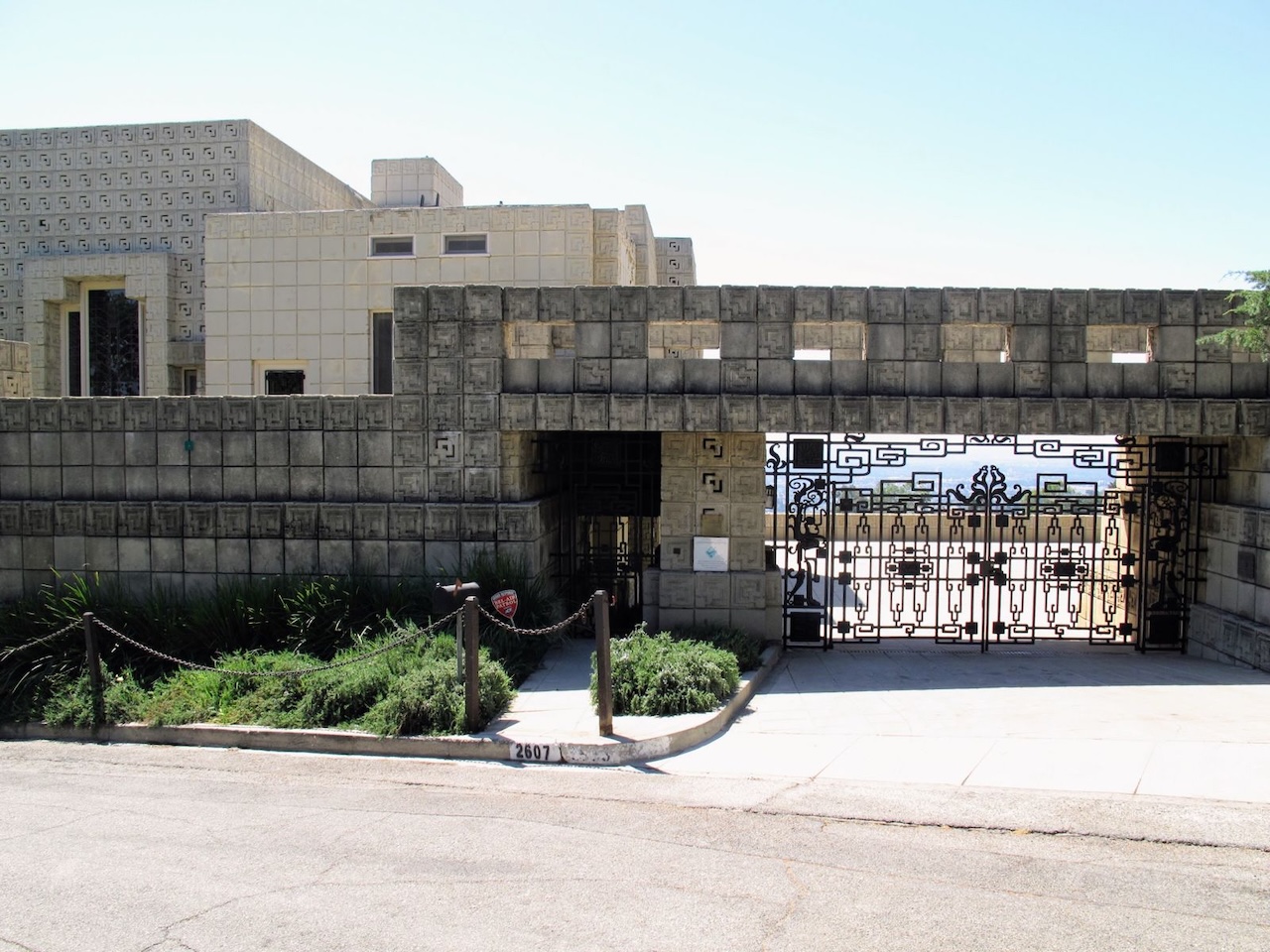 The Ingenious Interlocking Brick Design of the Iconic 'Ennis House' by ...