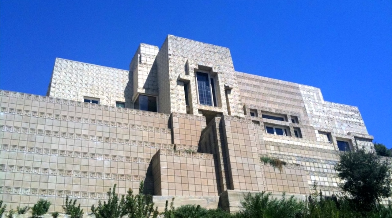 Hilarious Photos of People Freaking Out at a Haunted House