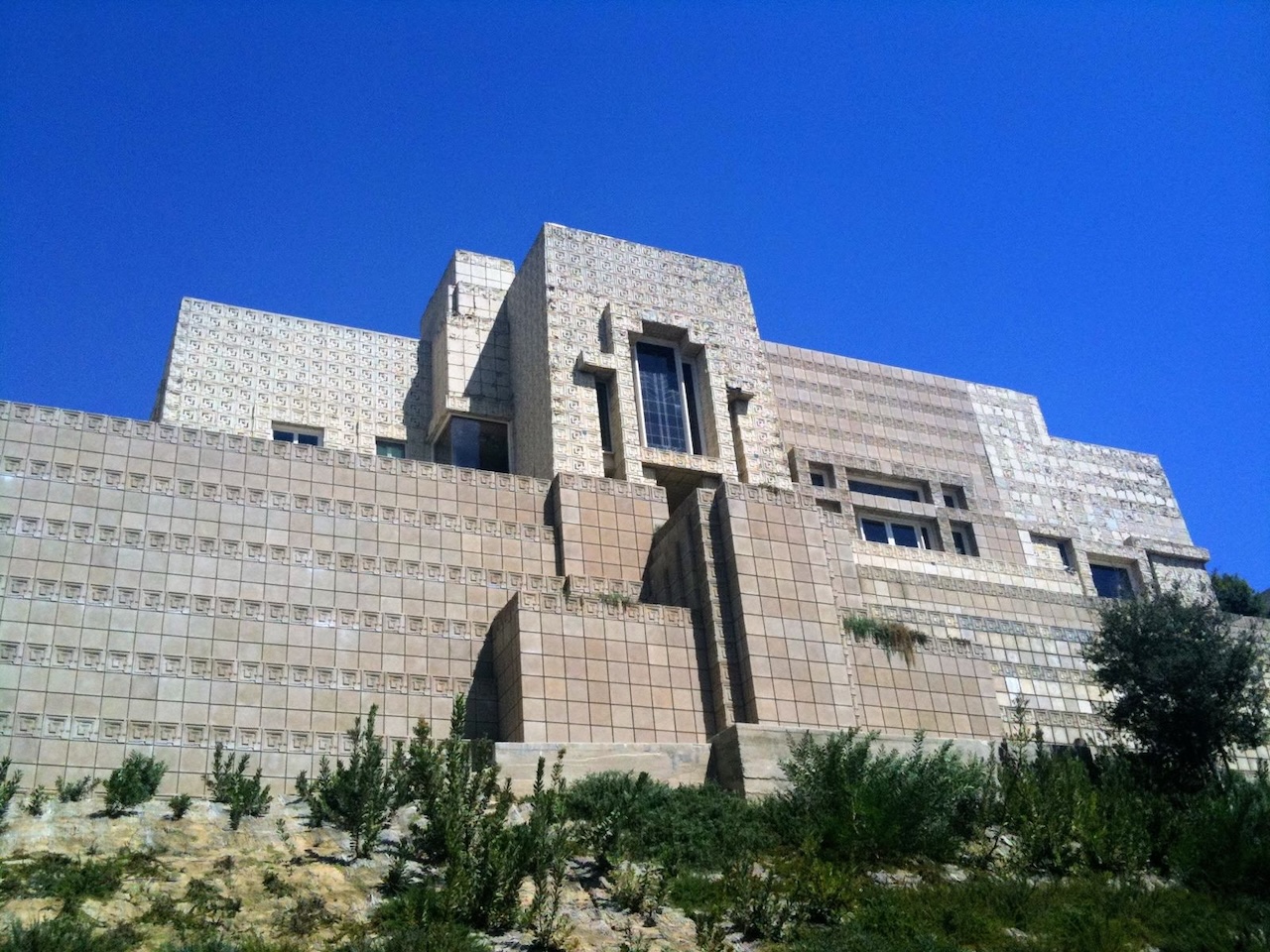 The Ingenious Interlocking Brick Design of the Iconic 'Ennis House' by ...