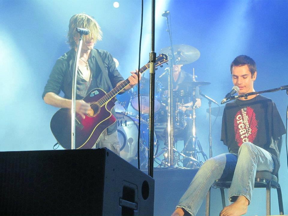 Armless Guitarist George Dennehy Playing Live With the Goo Goo Dolls